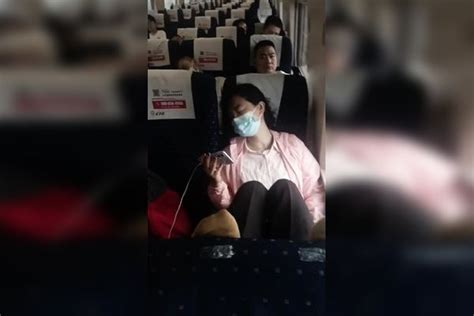 后排乘客脚顶着椅背，乘客多少劝说反被怼！