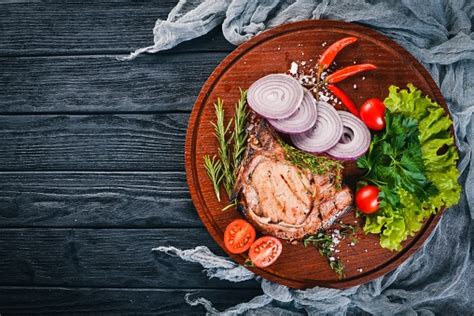 야채와 함께 구운된 스테이크 돼지고기 송아지 고기 고기입니다 에 나무 배경 최고의 볼 수 있습니다 텍스트에 대 한 여유