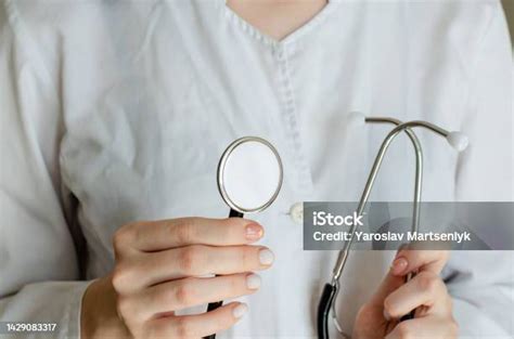 소아과 의사가 청진기로 환자를 진단합니다 의료 기기 흰 코트를 입은 의사 의료 종사자 음운내시경 개념에 대한 스톡 사진 및 기타
