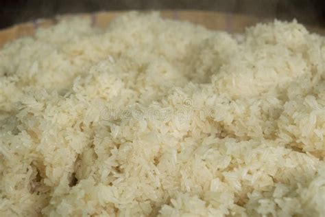 在一个容器的热的黏米饭在桌上，在colse 库存照片 图片 包括有 生活方式 样式 食物 粘性 厨师 99999042