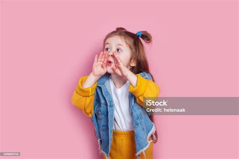 분홍색 배경에 외치는 입으로 손을 가진 귀여운 어린 소녀 아이에 대한 스톡 사진 및 기타 이미지 아이 패션 알림 메시지