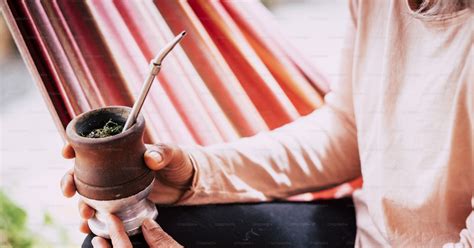 나무 컵에서 천연 차를 마시는 백인 여성 노인 손으로 컬러 이미지를 닫습니다 대체 사람들을 위한 자연스러운 건강한 라이프 스타일 사진 Unsplash의 스페인 이미지