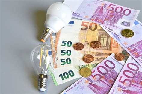 전기 플러그 유로 머니 지폐 및 회색 배경 위에 전구가있는 센트 전기 비용의 증가를위한 개념 비싼 에너지 요금과 전기 가격의 상승 0명에 대한 스톡 사진 및 기타 이미지