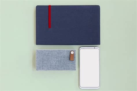 일반 현대 스마트 폰 또는 휴대 전화와 고체 밝은 회색 색상 배경에 노트북이 있는 휴대용 스피커 0명에 대한 스톡 사진 및 기타 이미지 Istock