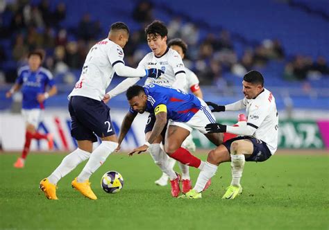 ＜横浜m・横浜fc＞横浜fcと引き分けて肩を落とす横浜mイレブン （撮影・白鳥 佳樹） スポニチ Sponichi Annex サッカー