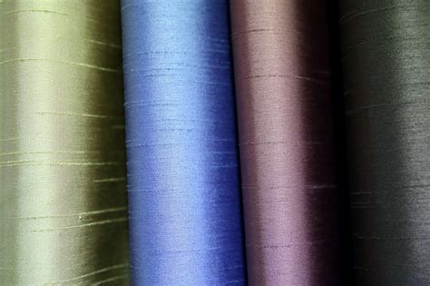 다채로운 직물은 여자와 남자에 대 한 모든 종류의 옷을 디자인 하는 데 사용 됩니다 그것은 캔버스와 목화 실크 옷에 대 한 모든 적합 한 수 있습니다 곡선에 대한 스톡 사진