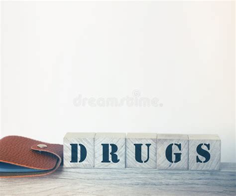 Droga Palabra En Cubos De Madera En Una Mesa De Madera Cartera De