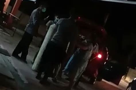 Foto Dihalangi Polisi Pria Yang Diduga Hendak Rampas Tabung Oksigen