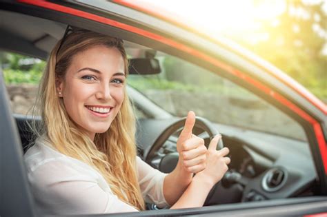 Wanita Cantik Bahagia Mengendarai Mobil Merah Foto Stok Unduh Gambar
