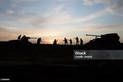 Konsep Perang Siluet Militer Bertempur Adegan Di Latar Belakang Langit