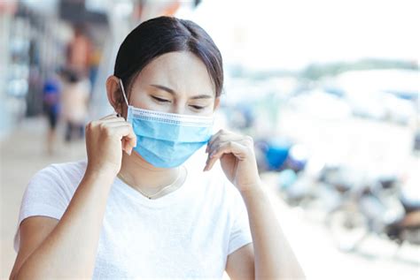 밀폐를 막기 위해 얼굴 마스크를 쓰고 있는 클로즈업 여성 또는 가슴 통증 건강 관리 및 의료 개념으로 공기 극성 또는 바이러스