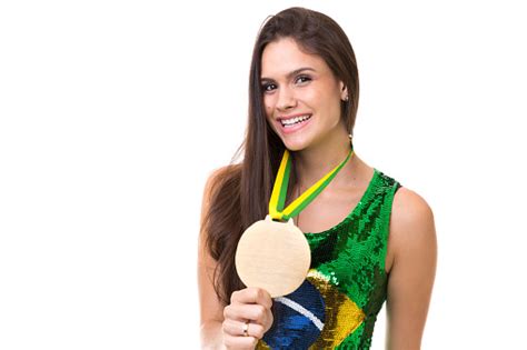 젊은 브라질리안 쿨링팬 표시중 메달 백색 배경 위 Championship에 대한 스톡 사진 및 기타 이미지