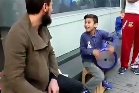 آواز خیابانی؛ پدر و پسری که با تیمپو آهنگ زورخانه ای میزنن؛ فقط پسر بچه