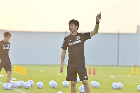 「こんな写真朝から泣くわ」「本当の親子みたい」サッカー日本代表・三笘薫を森保一監督が抱きしめる「試合後の裏写真」に25万いいね！ 失意の
