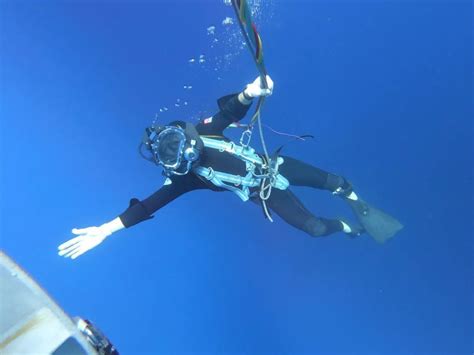 潜入深海！海军潜水员南海大深度训练