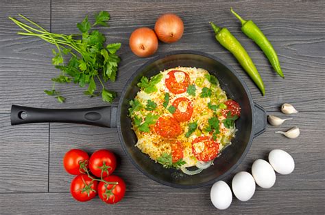 프라이팬에서 프라이팬과 칭찬하기 위해 요리하기 전에 생 야채 건강한 식생활에 대한 스톡 사진 및 기타 이미지 건강한 식생활 구이 굽기 Istock