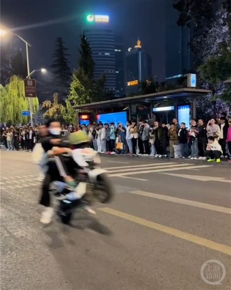 济南多名摩托车手深夜“炸街”飙车放烟花，警方：现场实施抓捕凤凰网资讯凤凰网