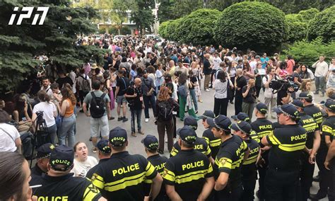 21 წლის მათე დევიძის სასამართლო პროცესის პარალელურად სასამართლოს ეზოში მისი მხარდამჭერები არიან