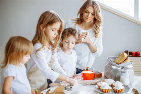 Familia Feliz En La Cocina La Madre Y Sus Niños Lindos Están Cocinando