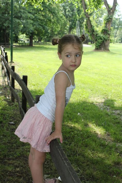 Niña Hermosa Que Presenta En Una Mini Falda Imagen De Archivo Imagen