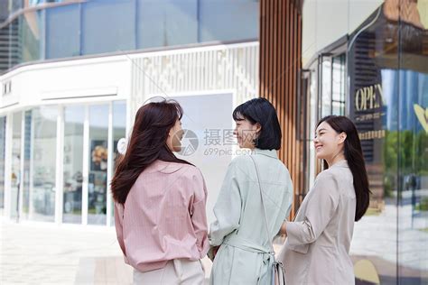 亲密女性闺蜜结伴逛街高清图片下载 正版图片506950946 摄图网