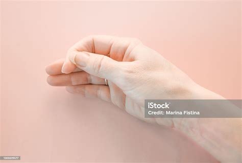 가벼운 배경에 여자의 오른손의 엄지 손가락에 깨진 손톱 손톱에 대한 스톡 사진 및 기타 이미지 손톱 부서짐 깨짐 Istock
