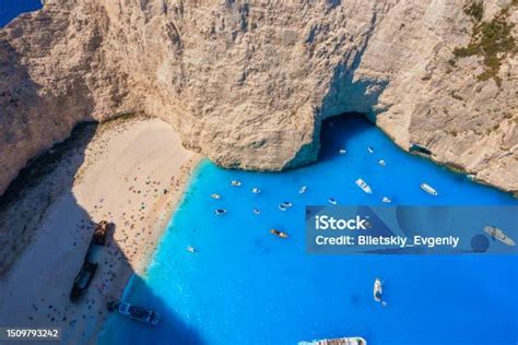 나바지오 해변 자킨토스 섬 그리스의 전망 공중 풍경입니다 푸른 바닷물 바위와 바다 공중에서 여름 풍경입니다 휴가 시간 각도에