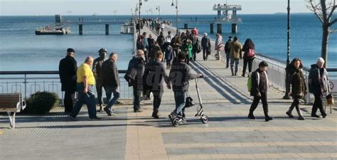 Топлото време изкара бургазлии и гости на разходка Черноморски фар