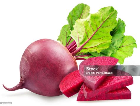 빨간 비트 뿌리와 사탕 무우 뿌리 조각은 흰색 배경에 있습니다 파일에 클리핑 패스가 포함되어 있습니다 비트 뿌리에 대한 스톡 사진 및 기타 이미지 Istock