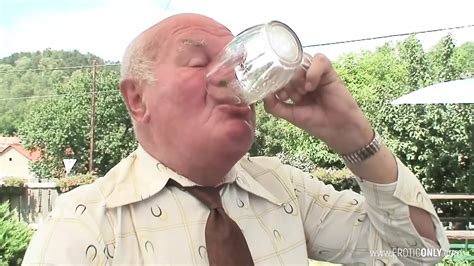 Ο παππούς και η γιαγιά κάνουν άγριο σεξ στη μέση του γερμανικού δάσους