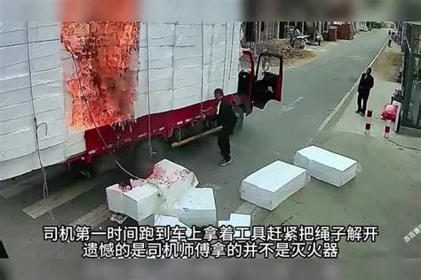 货车泡沫突然着火燃烧，司机拼命扑救失败，泡沫连车焚烧殆尽