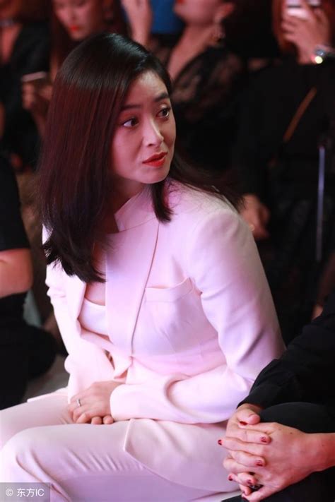 蔣欣出席某活動，網友：終於穿對了衣服，美出新高度 每日頭條