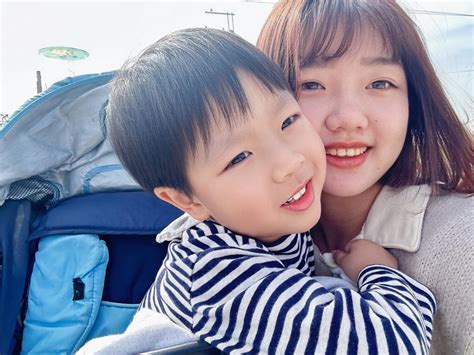 今天龜記ㄉ老闆娘來分行做交易 本人好漂亮好溫柔好有禮貌！鵝子也超口愛😚 但是！她抱她鵝子起來坐在櫃檯 然後說 你想要看漂亮阿姨工作是不是～ 我