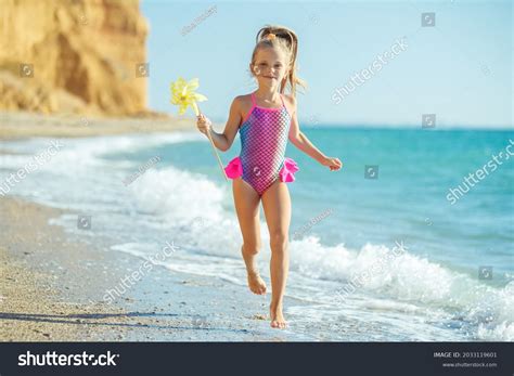수영복 뒷모습 해변 111개가 넘는 로열티 프리 라이선스 대상 스톡 사진 Shutterstock