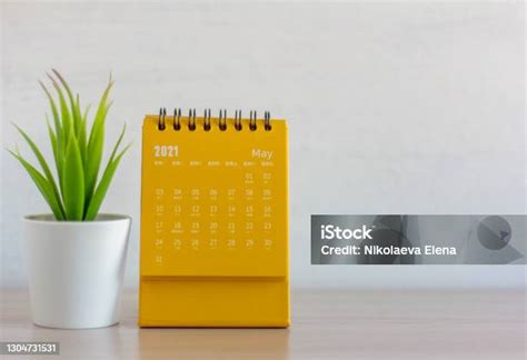 2021년 5월 캘린더를 뒤집습니다 각 날짜를 계획 예약 할당 구성 관리하기 위한 데스크톱 캘린더입니다 달력에 대한 스톡 사진