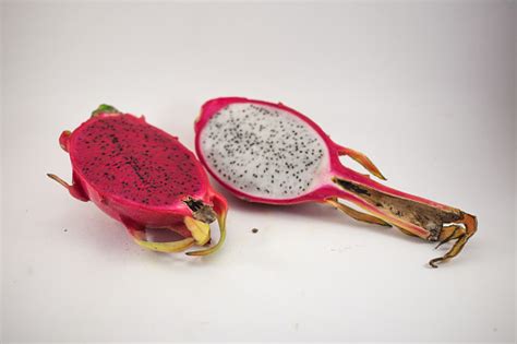 이국적인 익은 분홍색과 흰색 Pitaya 또는 드래곤 과일 Pitahaya 붉은 열 대 과일 칼으로 나무에 반으로 잘라 0명에
