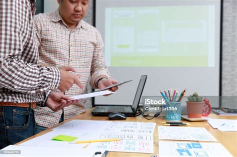 그래픽 디자이너는 휴대 전화 컴퓨터 모바일에 대한 Ux Ui 디자이너 계획 응용 프로그램 템플릿 레이아웃 프레임 워크와 함께