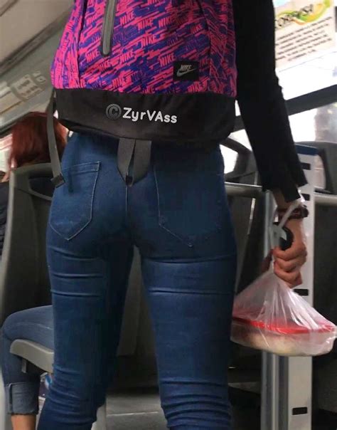 Bonita Mujer Con Lindas Nalgas Usando Pantalones Apretados Mujeres