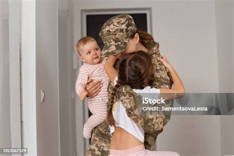 위장 유니폼을 입고 집으로 돌아와 자녀 군복무 오랫동안 기다려온 만남을 껴안고 있는 매우 행복한 젊은 성인 여성 병사의 초상화 25 29세에 대한 스톡 사진 및 기타 이미지