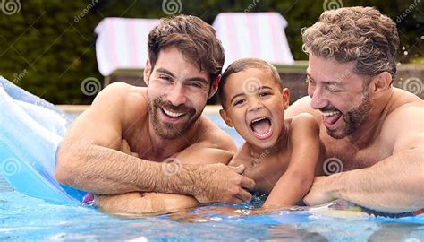 Familia Del Mismo Sexo Con Dos Padres E Hijo De Vacaciones En La