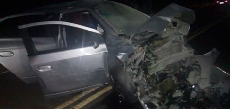 Colisão entre carros deixa 10 pessoas gravemente feridasColisão entre