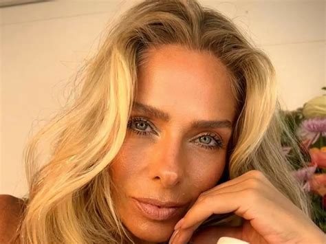 Adriane Galisteu posa maiô ultra cavado da Barbie e deixa virilha à