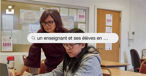 Un Prof Et Ses Eleves En Cours Photos Télécharger Des Images