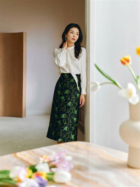 刘涛身穿优雅时装漫步花园 气质从容温婉大方 搜狐大视野 搜狐新闻