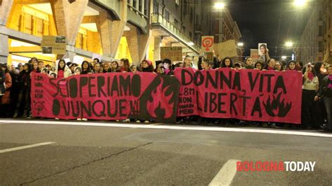 8 Marzo In Migliaia Al Corteo Che Ha Sfilato Per Le Strade Di Bologna