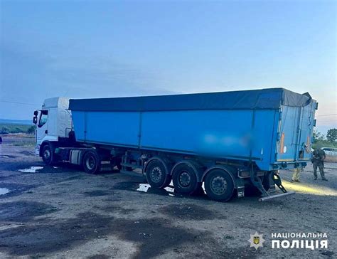 На Одещині водію зерновоза з 41 нелегальним пасажиром повідомили про підозру деталі фото
