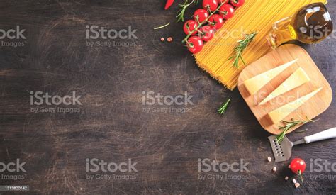 나무 배경에 조리되지 않은 파스타 맨 위 보기입니다 요리용 재료로 파스타를 생으로 조리합니다 식품 개념 이탈리아 음식 건강한