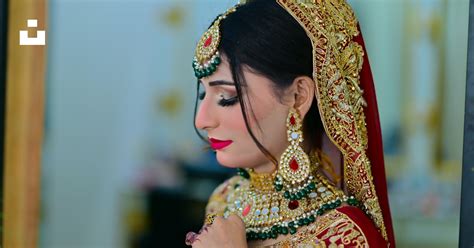 빨간색과 금색의 신부 의상을 입은 여성 사진 Unsplash의 무료 사디카바드 이미지