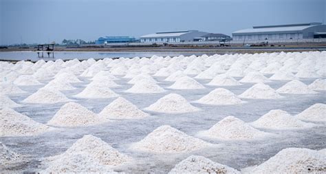 태국의 조경 바다 소금 농장 소금물 소금 소금 산업의 원료 소금 해수의 증발 및 결정화 소금 수확 농업 산업 전통 농장 0명에
