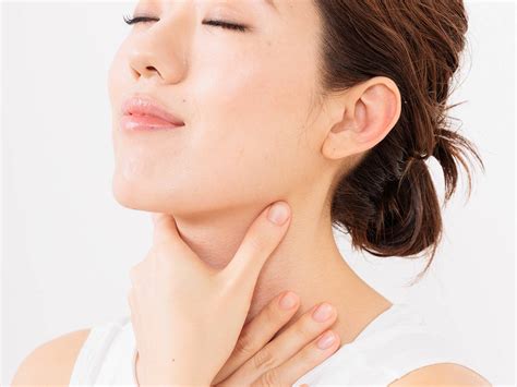 【食いしばりの対策にも】胸鎖乳突筋をしっかりほぐして首の冷えを取る「アーユルヴェーダマッサージ」 ヨガジャーナルオンライン